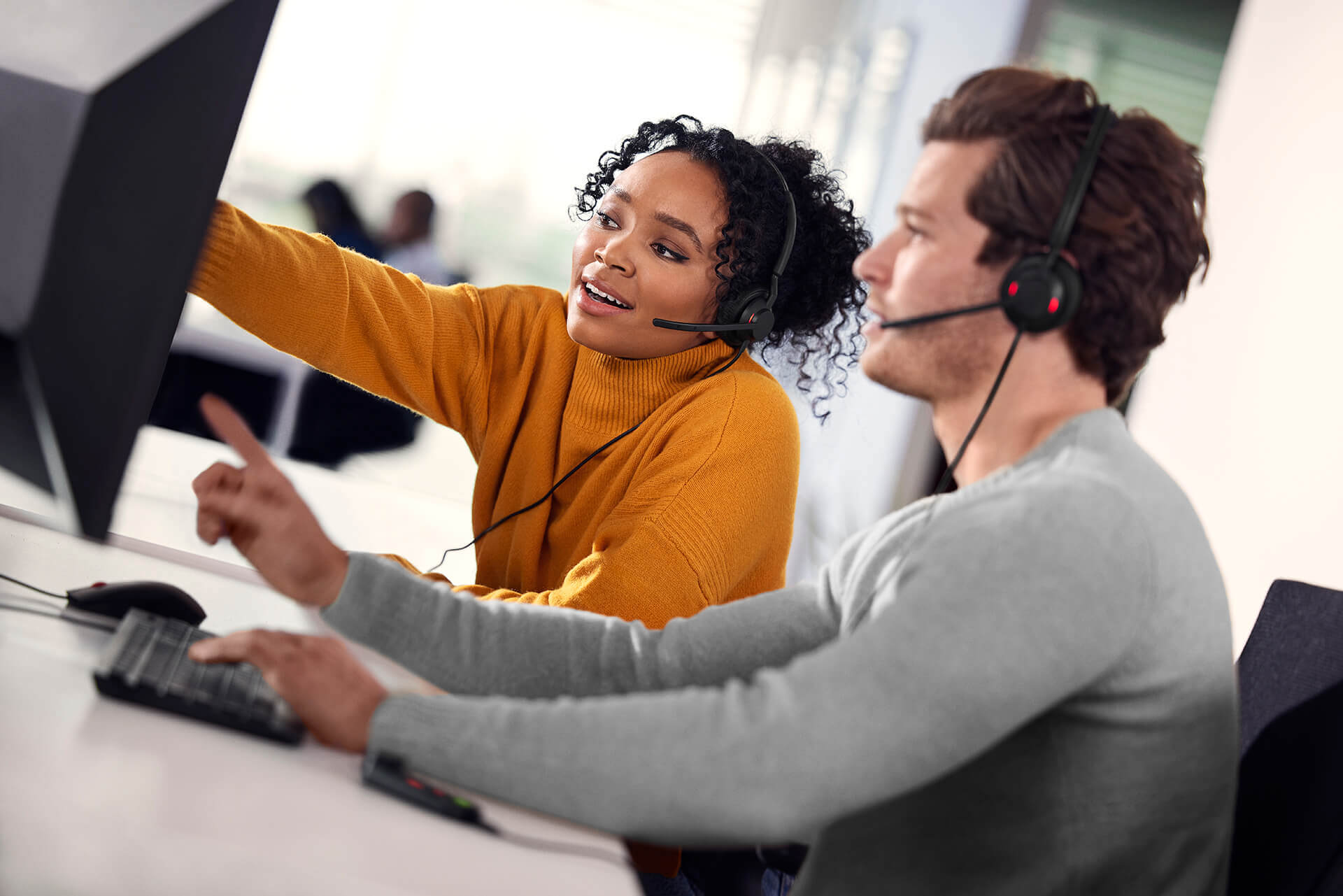 Building engaged and empowered hybrid contact centers · Jabra Blog
